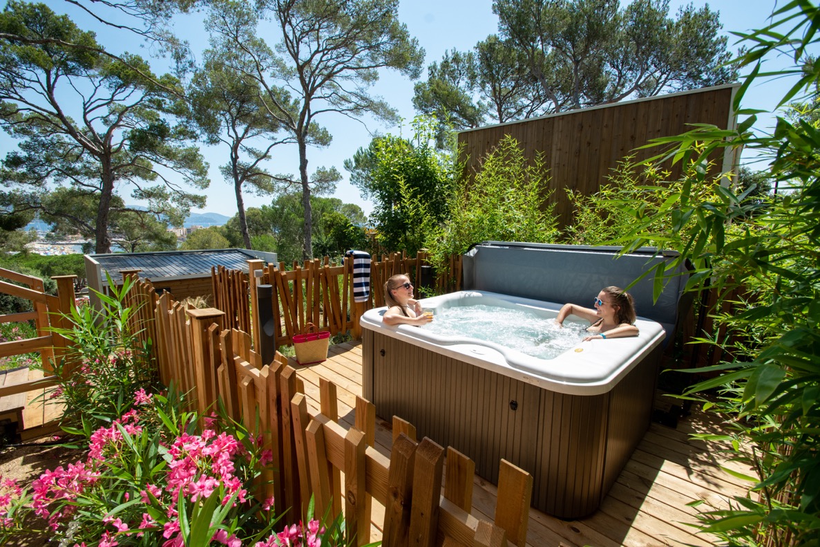 Location mobil home 2 personnes avec spa privatif dans le Var - Camp du ...